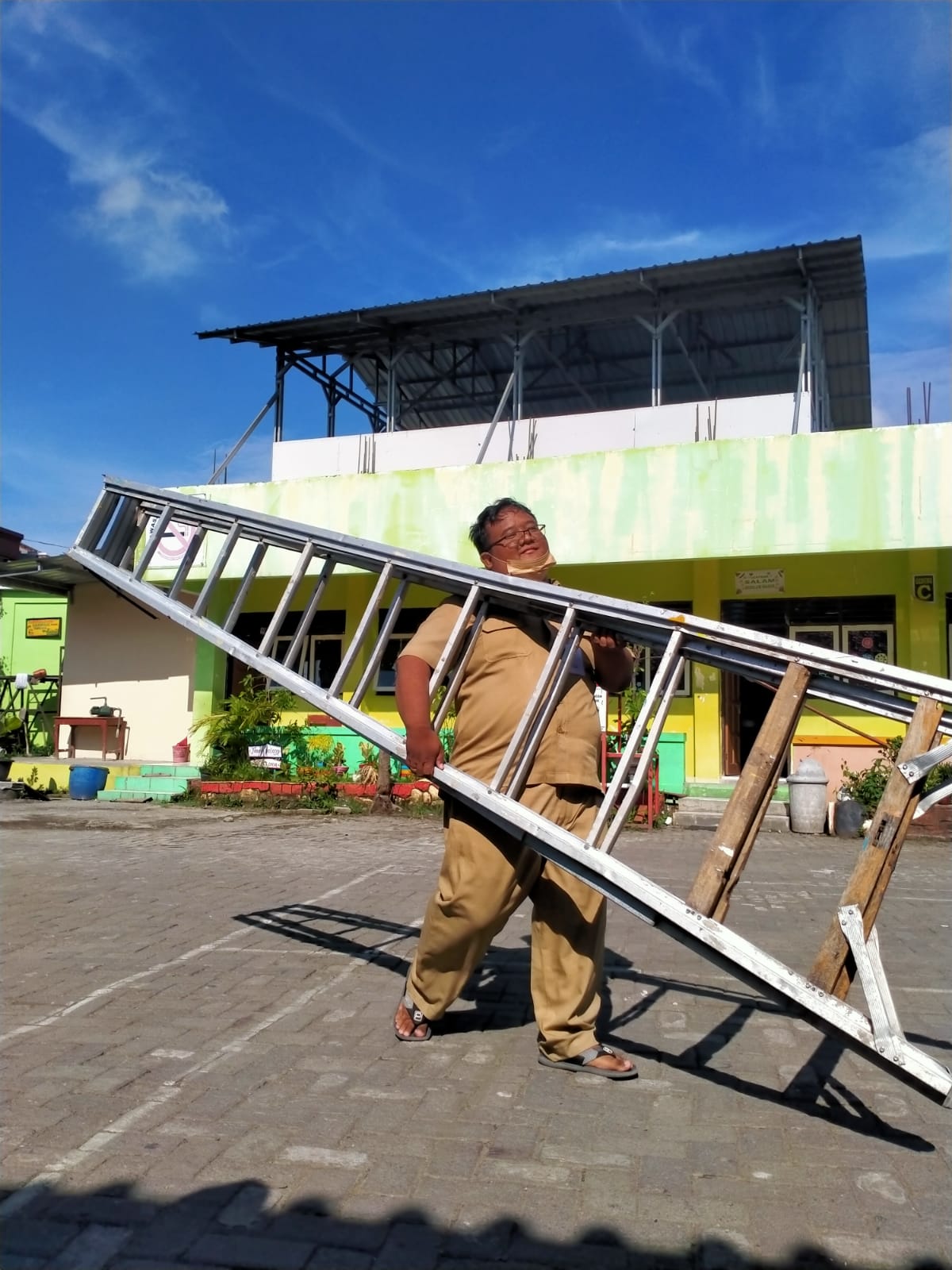 Pemasangan MMT Ultah Kota Semarang